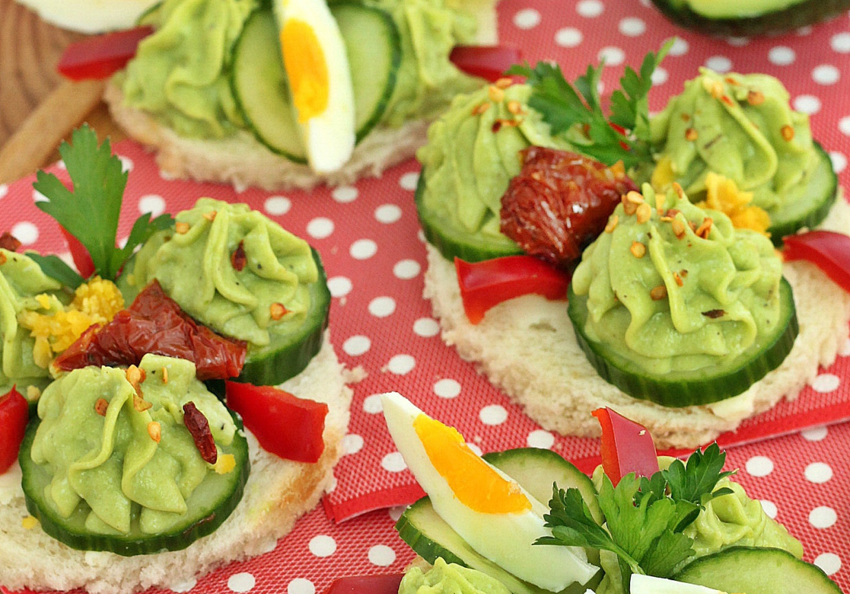 Kanapki z awokado imprezowe - DoradcaSmaku.pl