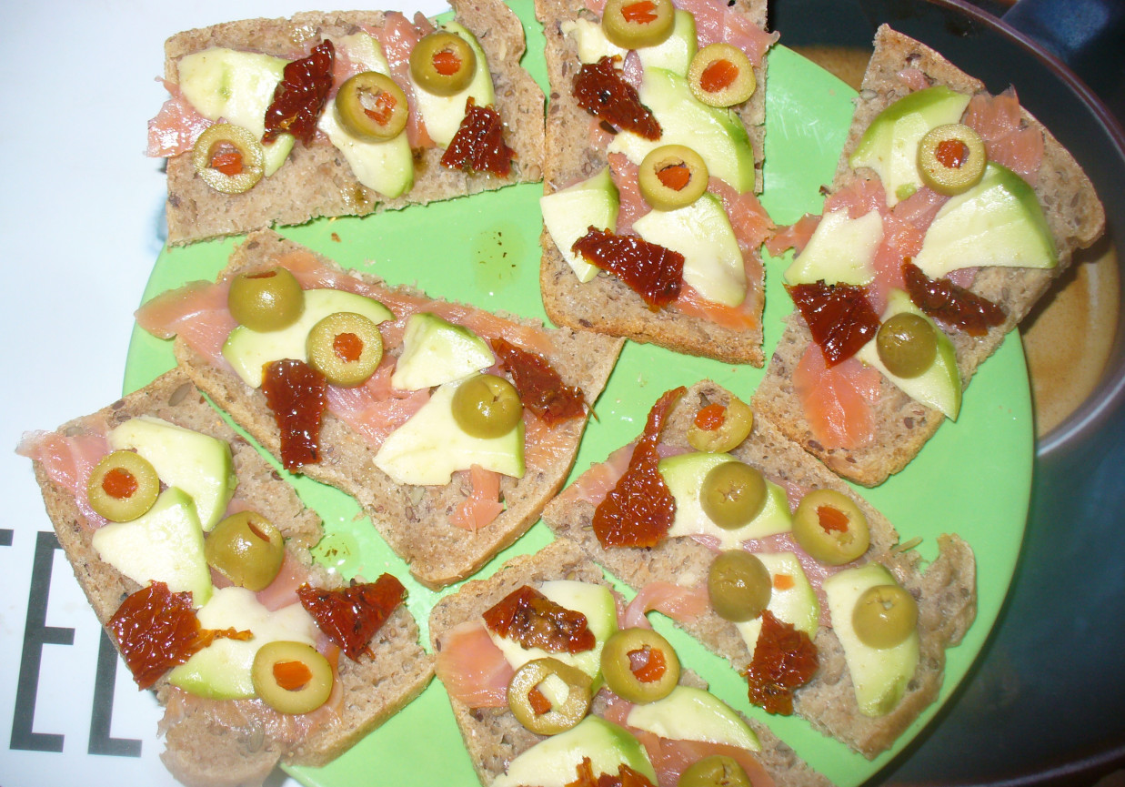 Kanapki z awokado ,oliwkami zielonymi, łososiem i pomidorami suszonymi - DoradcaSmaku.pl