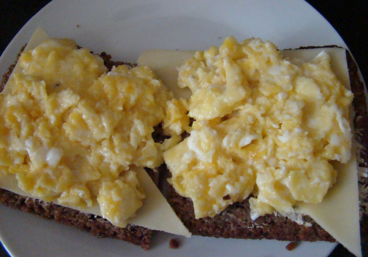 Kanapki z jajecznicą - DoradcaSmaku.pl