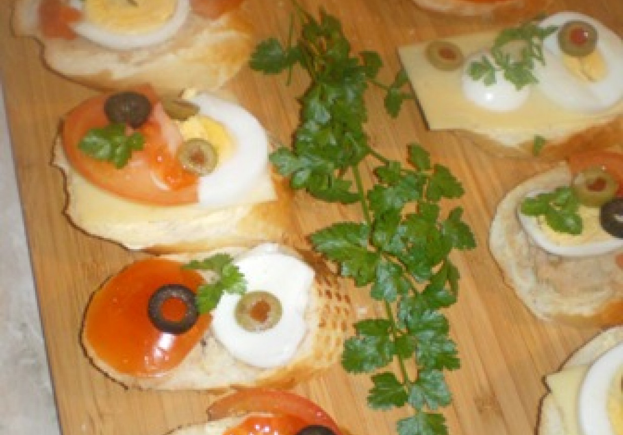 Kanapki z jajkiem i oliwkami na bagietce - DoradcaSmaku.pl