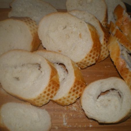 Kanapki z jajkiem i oliwkami na bagietce - DoradcaSmaku.pl