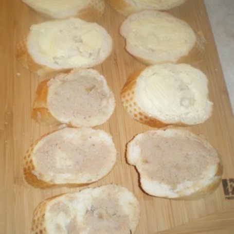 Kanapki z jajkiem i oliwkami na bagietce - DoradcaSmaku.pl