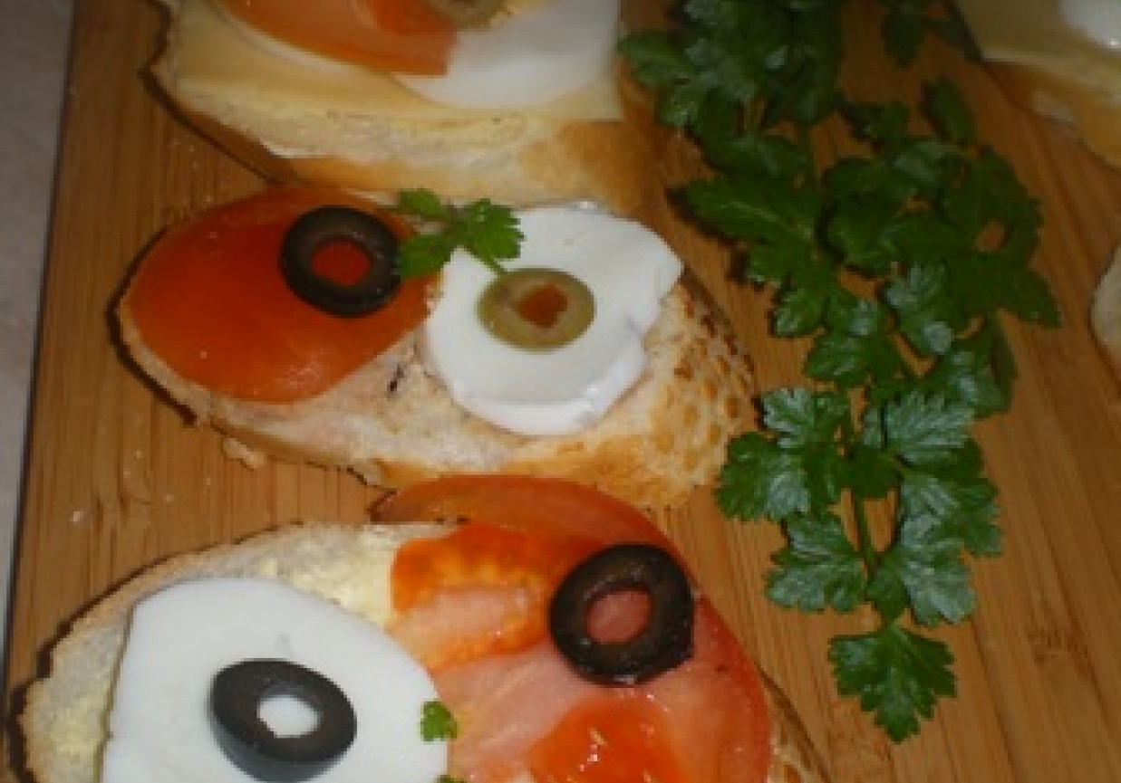 Kanapki z jajkiem i oliwkami na bagietce - DoradcaSmaku.pl