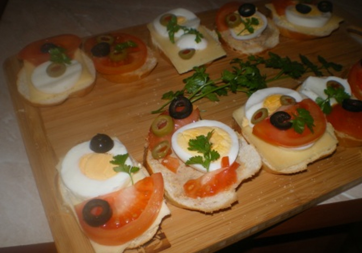 Kanapki z jajkiem i oliwkami na bagietce - DoradcaSmaku.pl