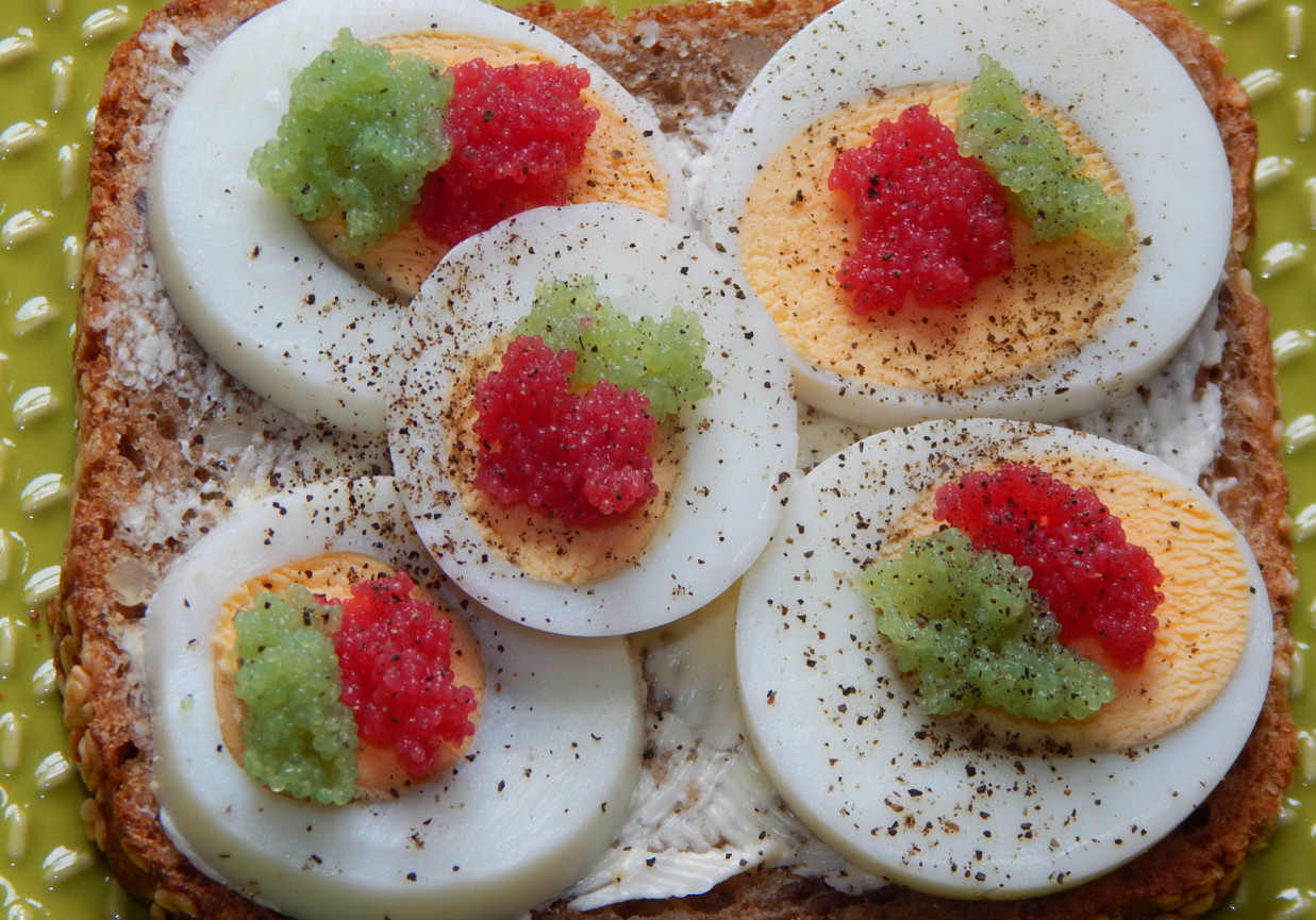 Kanapki z jajkiem na twardo i kawiorem - DoradcaSmaku.pl