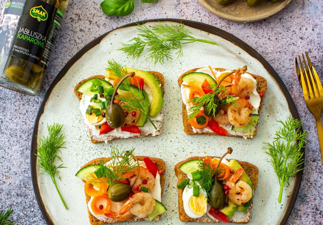 Kanapki z krewetkami i jabłuszkami kaparowymi - DoradcaSmaku.pl