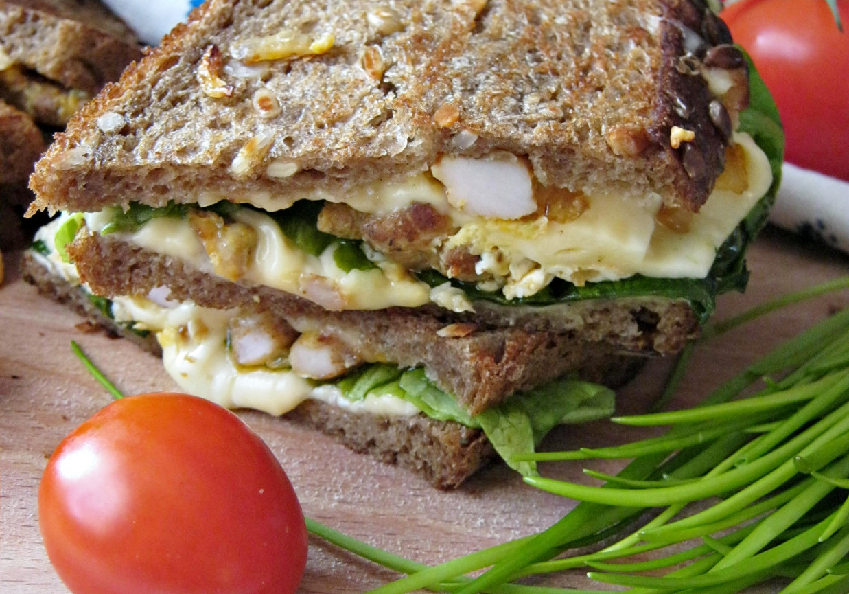 Kanapki z kurczakiem i jajkiem na ciepło - DoradcaSmaku.pl