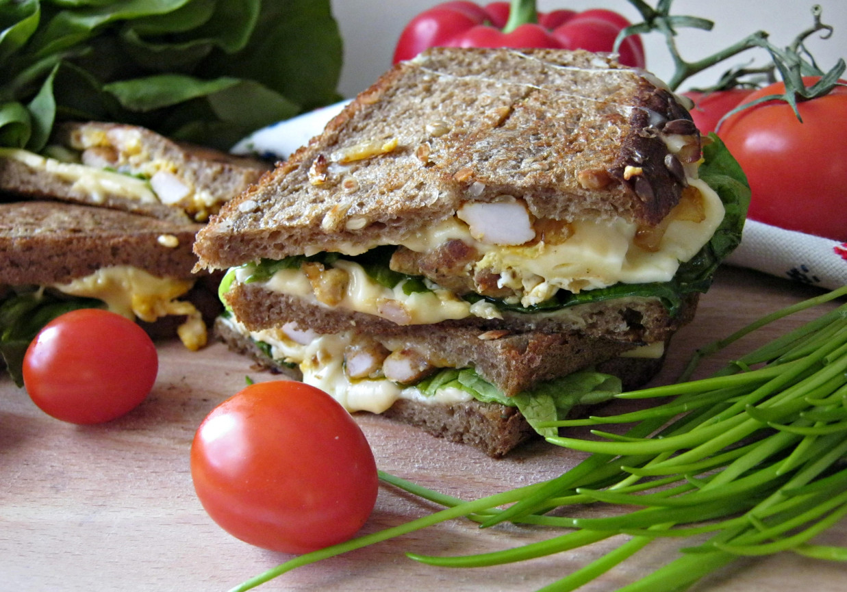 Kanapki z kurczakiem i jajkiem na ciepło - DoradcaSmaku.pl