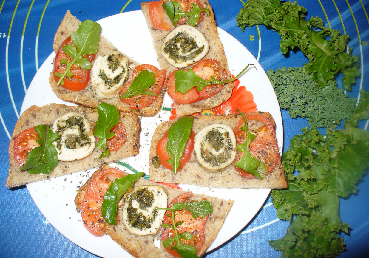 Kanapki z kurczakiem i jarmużem ,pomidorem rukolą - DoradcaSmaku.pl