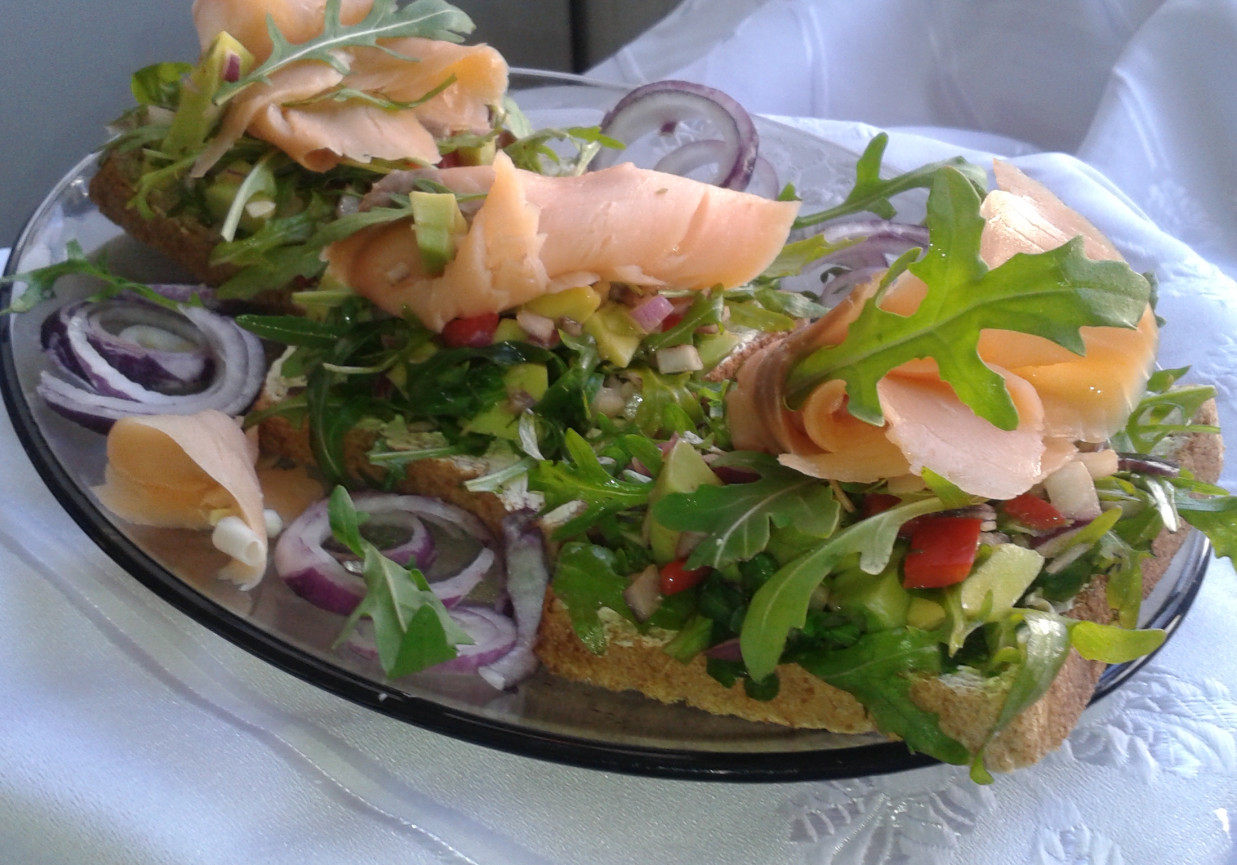 Kanapki z łososia i awokado - DoradcaSmaku.pl