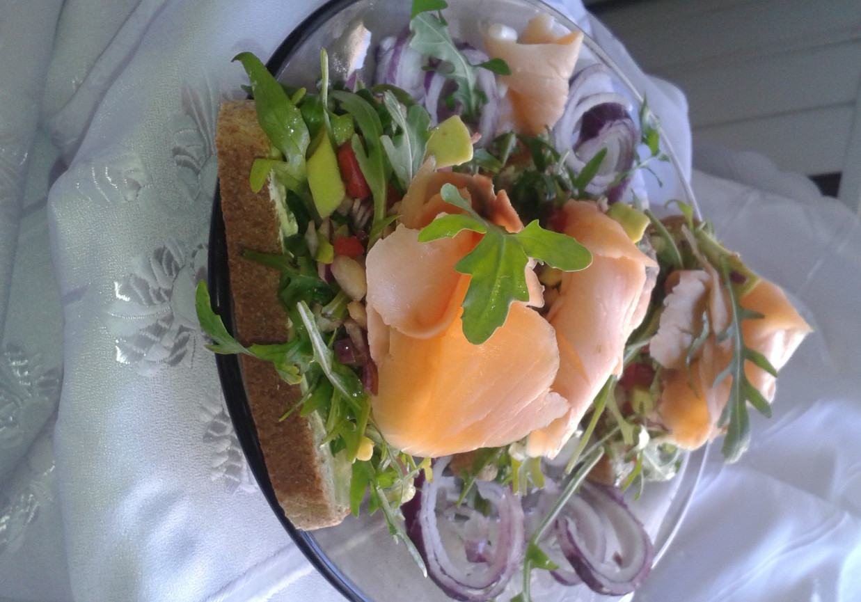 Kanapki z łososia i awokado - DoradcaSmaku.pl