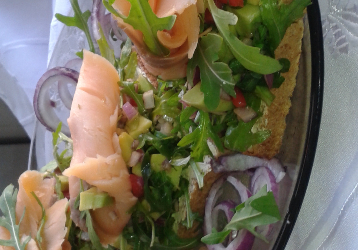 Kanapki z łososia i awokado - DoradcaSmaku.pl