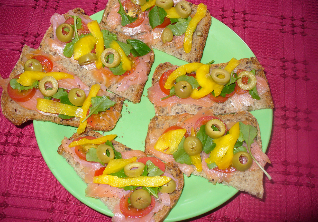 Kanapki z łososiem wędzonym ,oliwkami , pomidorem i papryką - DoradcaSmaku.pl