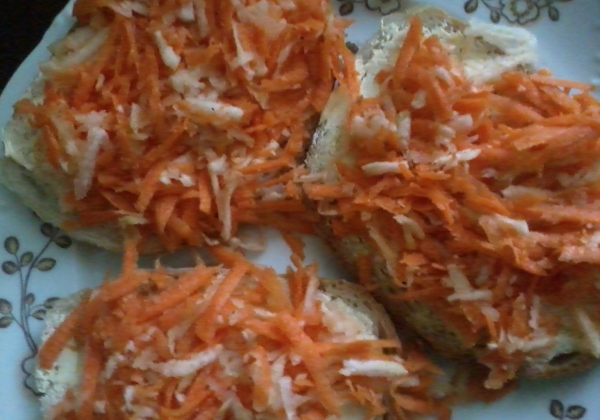 kanapki z marchwią i selerem - DoradcaSmaku.pl