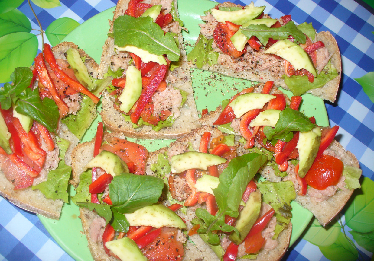 Kanapki z papryką ,awokado i tuńczykiem - DoradcaSmaku.pl