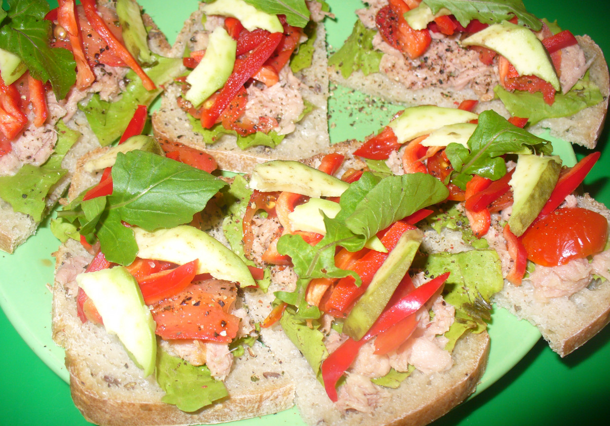 Kanapki z papryką ,awokado i tuńczykiem - DoradcaSmaku.pl