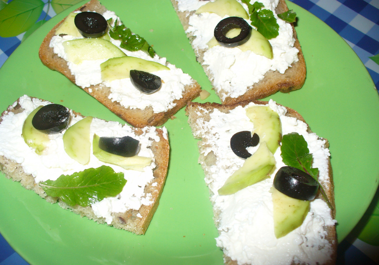 Kanapki z pastą serową , awokado i oliwkami - DoradcaSmaku.pl
