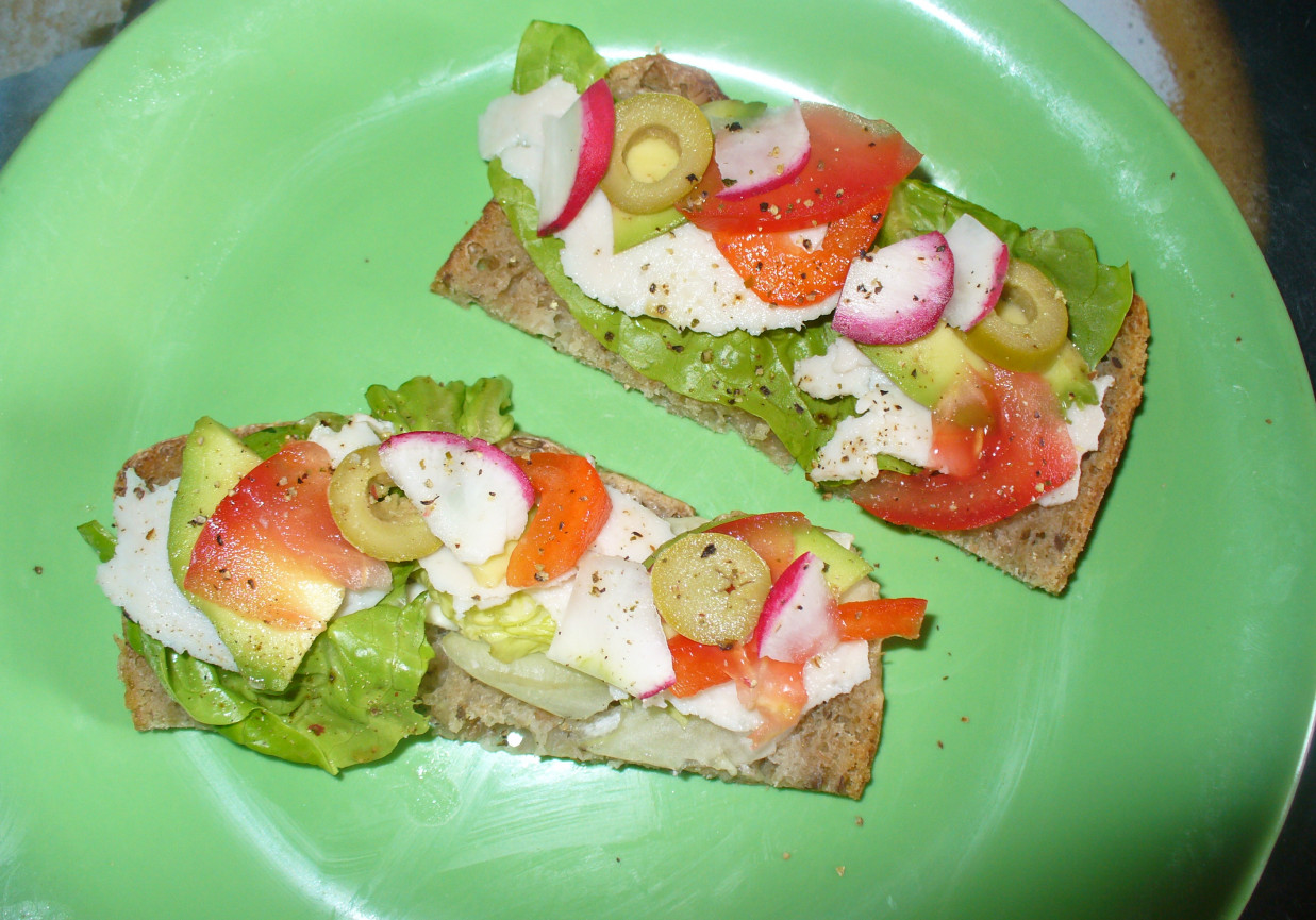 Kanapki z rzodkiewką , papryką, awokado i oliwkami - DoradcaSmaku.pl