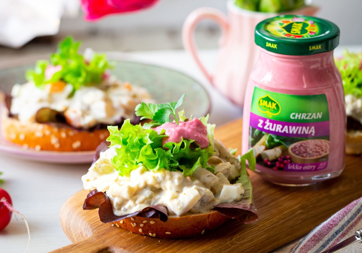 Kanapki z sałatką śledziową - DoradcaSmaku.pl