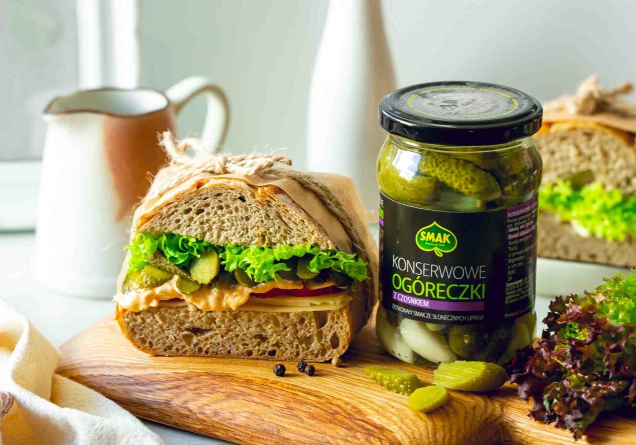 Kanapki z serem, szynką i ogórkami z czosnkiem - DoradcaSmaku.pl