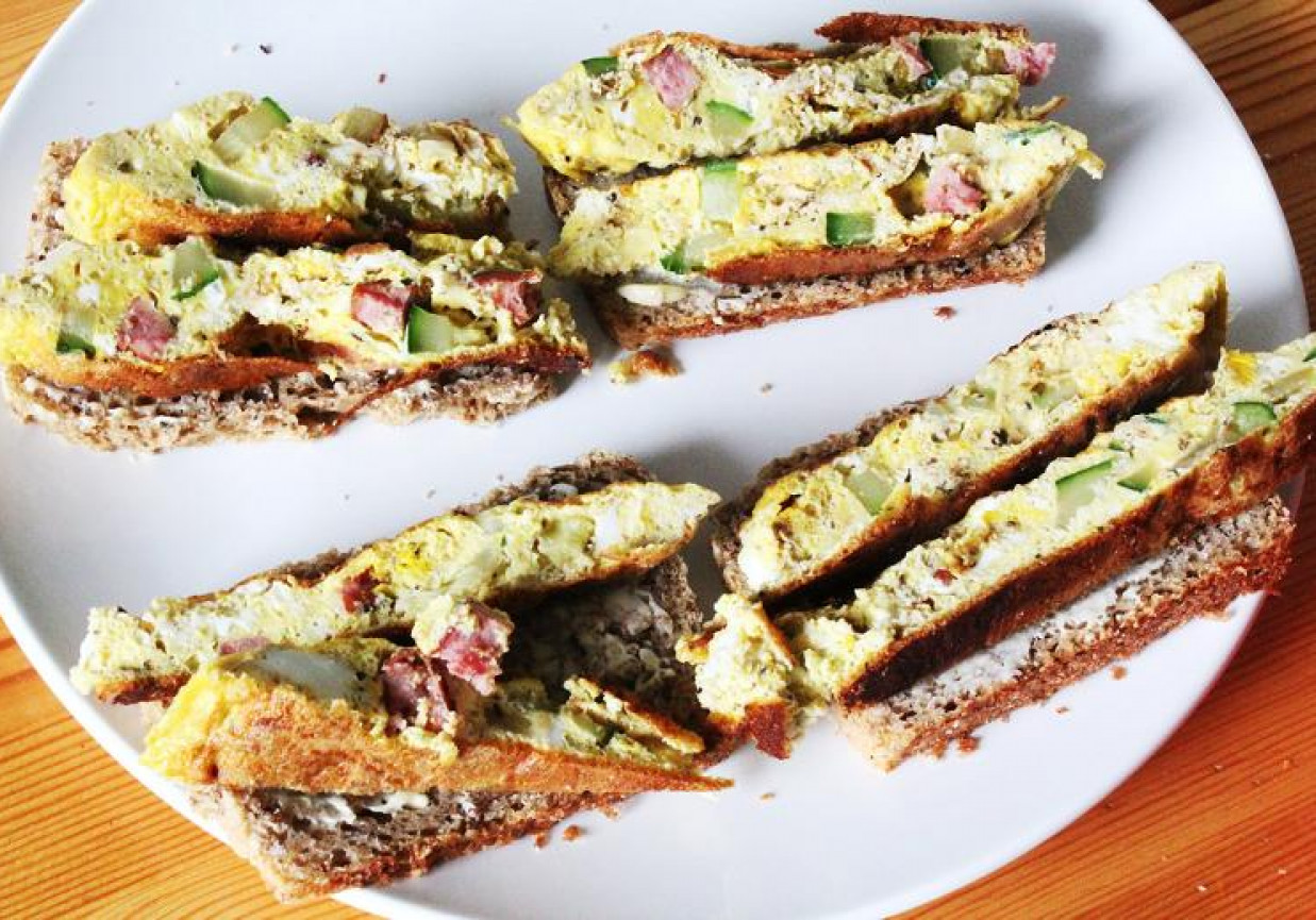 Kanapki z serkiem i omletem - DoradcaSmaku.pl