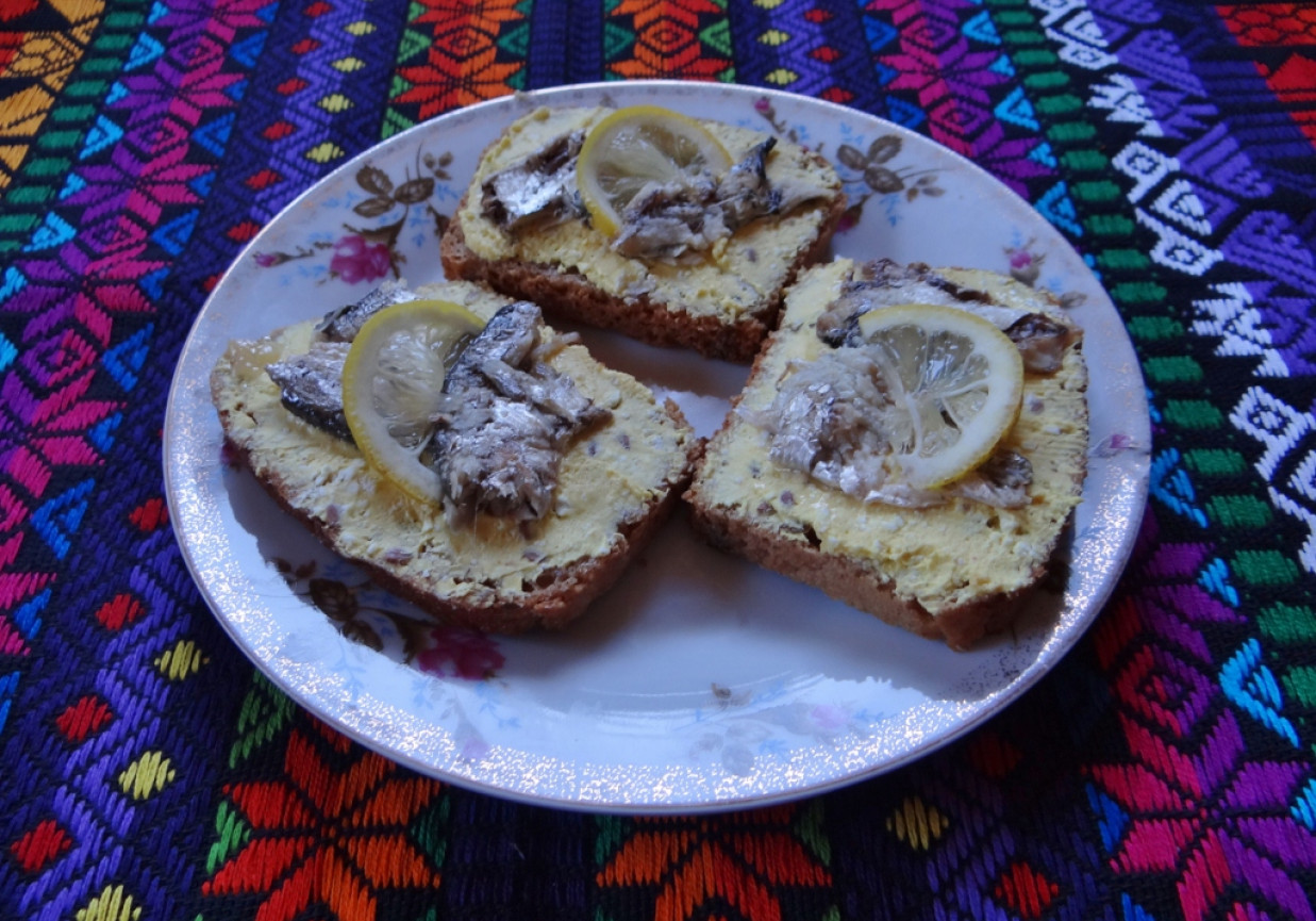 Kanapki z serkiem i sardynką - DoradcaSmaku.pl