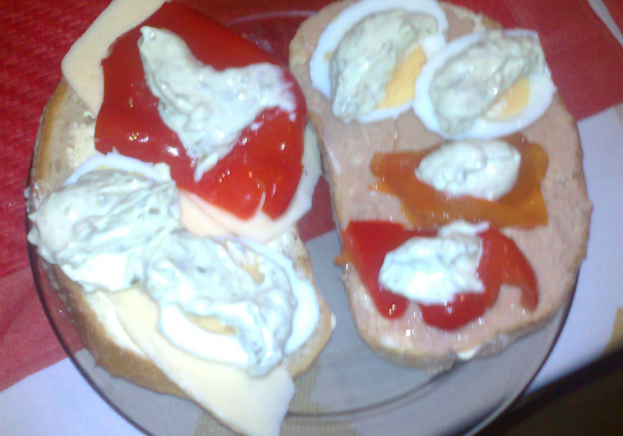 Kanapki z sosem tatarskim i marynowaną papryką - DoradcaSmaku.pl