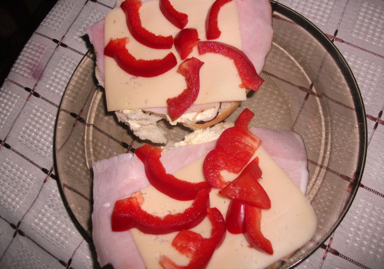 Kanapki z szynką , pomidorem i papryką i majonezem - DoradcaSmaku.pl