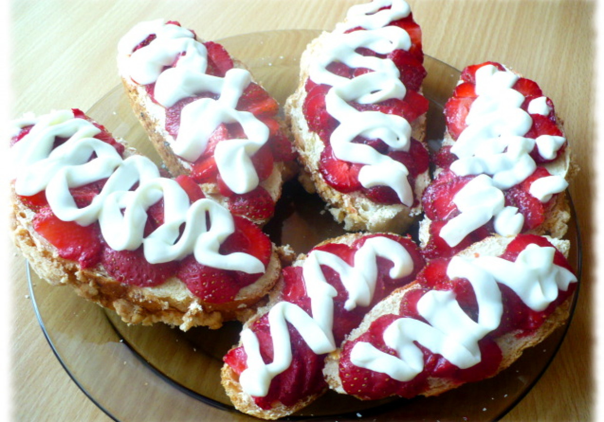 Kanapki z truskawkami - DoradcaSmaku.pl