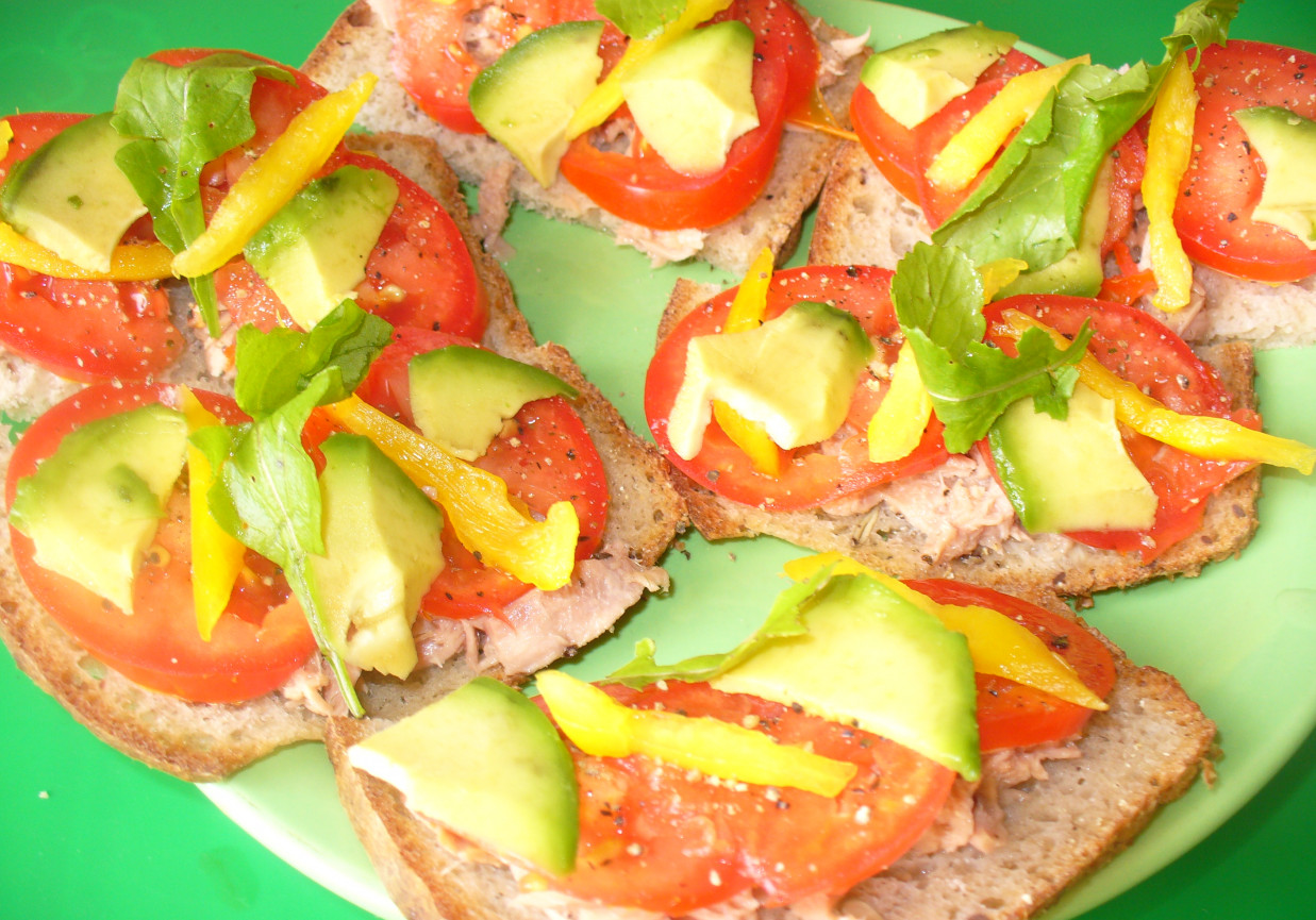 Kanapki z tuńczykiem ,pomidorem i awokado - DoradcaSmaku.pl