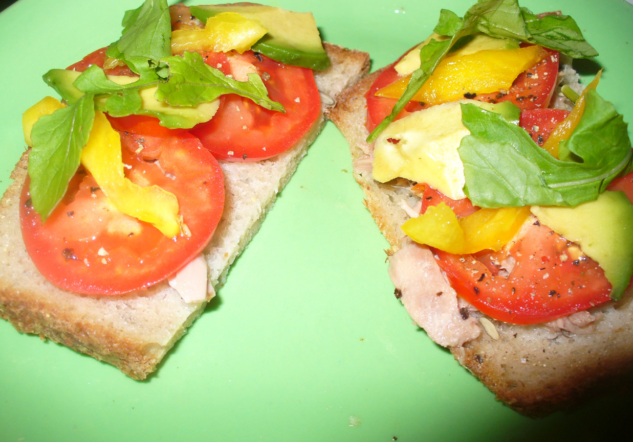 Kanapki z tuńczykiem ,pomidorem i awokado - DoradcaSmaku.pl