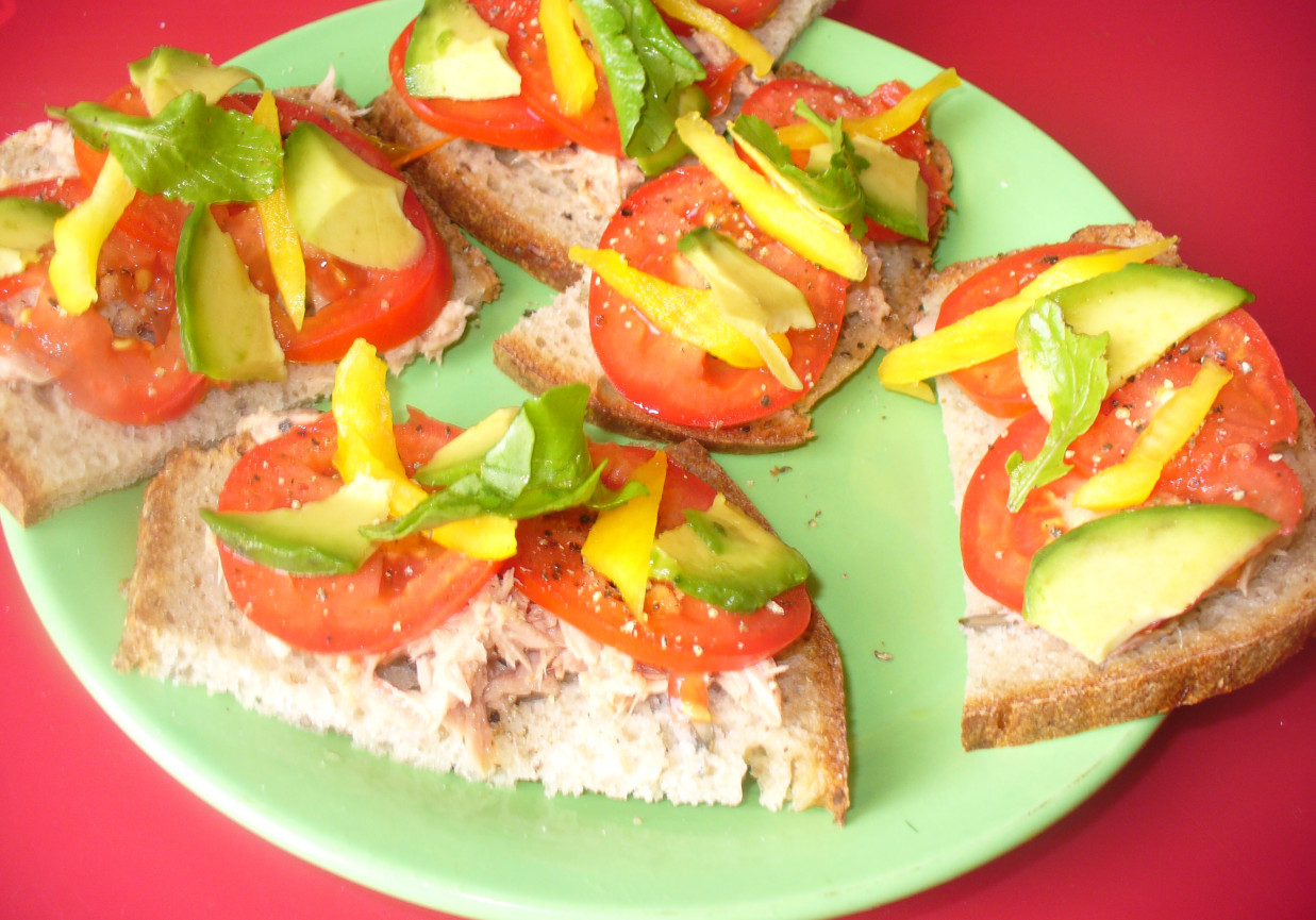 Kanapki z tuńczykiem ,pomidorem i awokado - DoradcaSmaku.pl