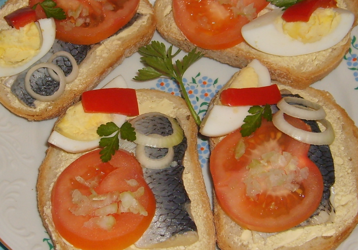 Kanapki ze śledziem - DoradcaSmaku.pl