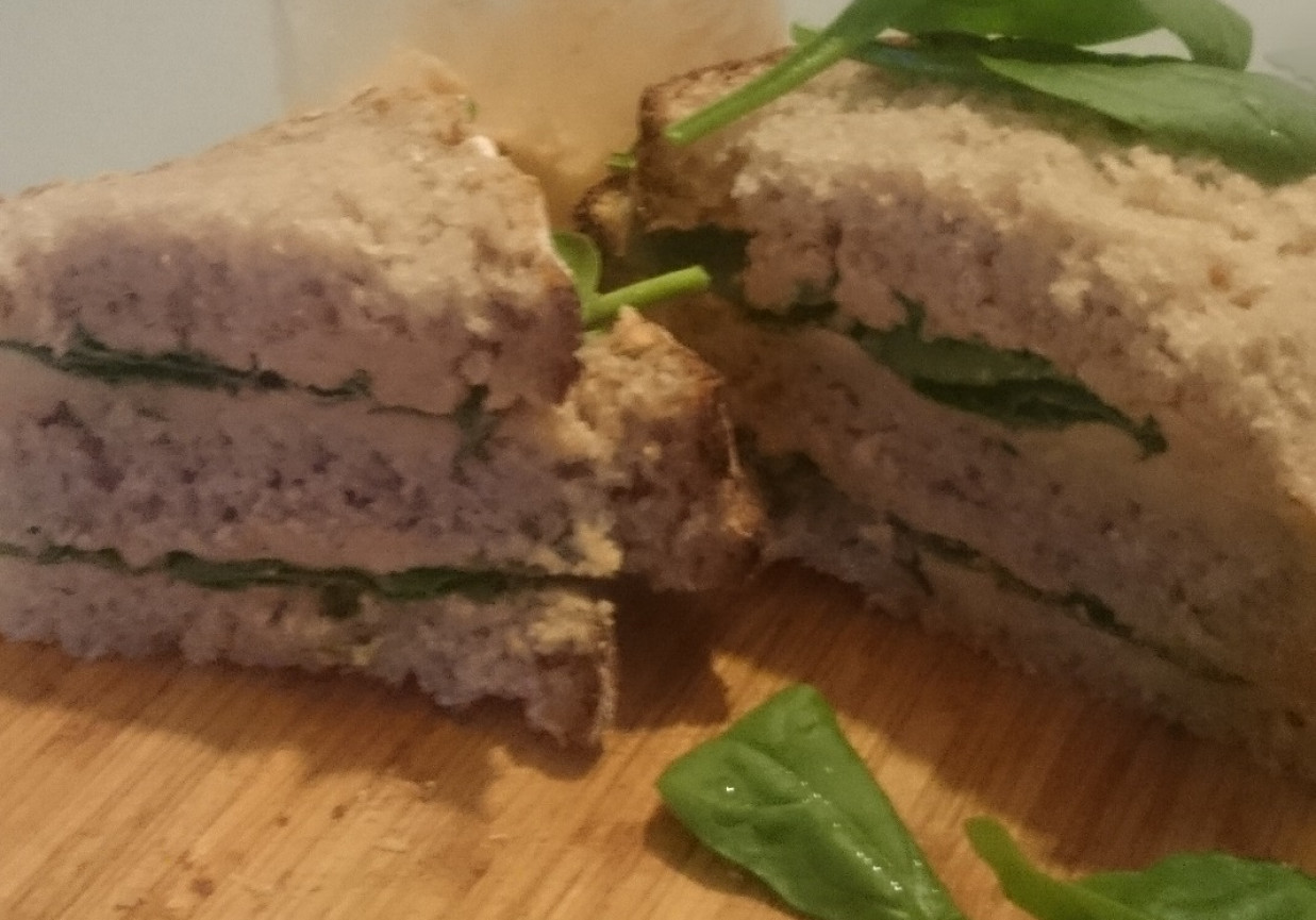 Kanapki ze szpinakiem i pastą z soczewicy - DoradcaSmaku.pl