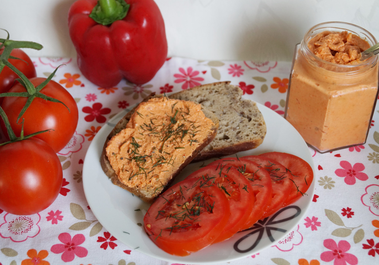 Kanapkowa pasta z kurczaka z domowym ajwarem - DoradcaSmaku.pl