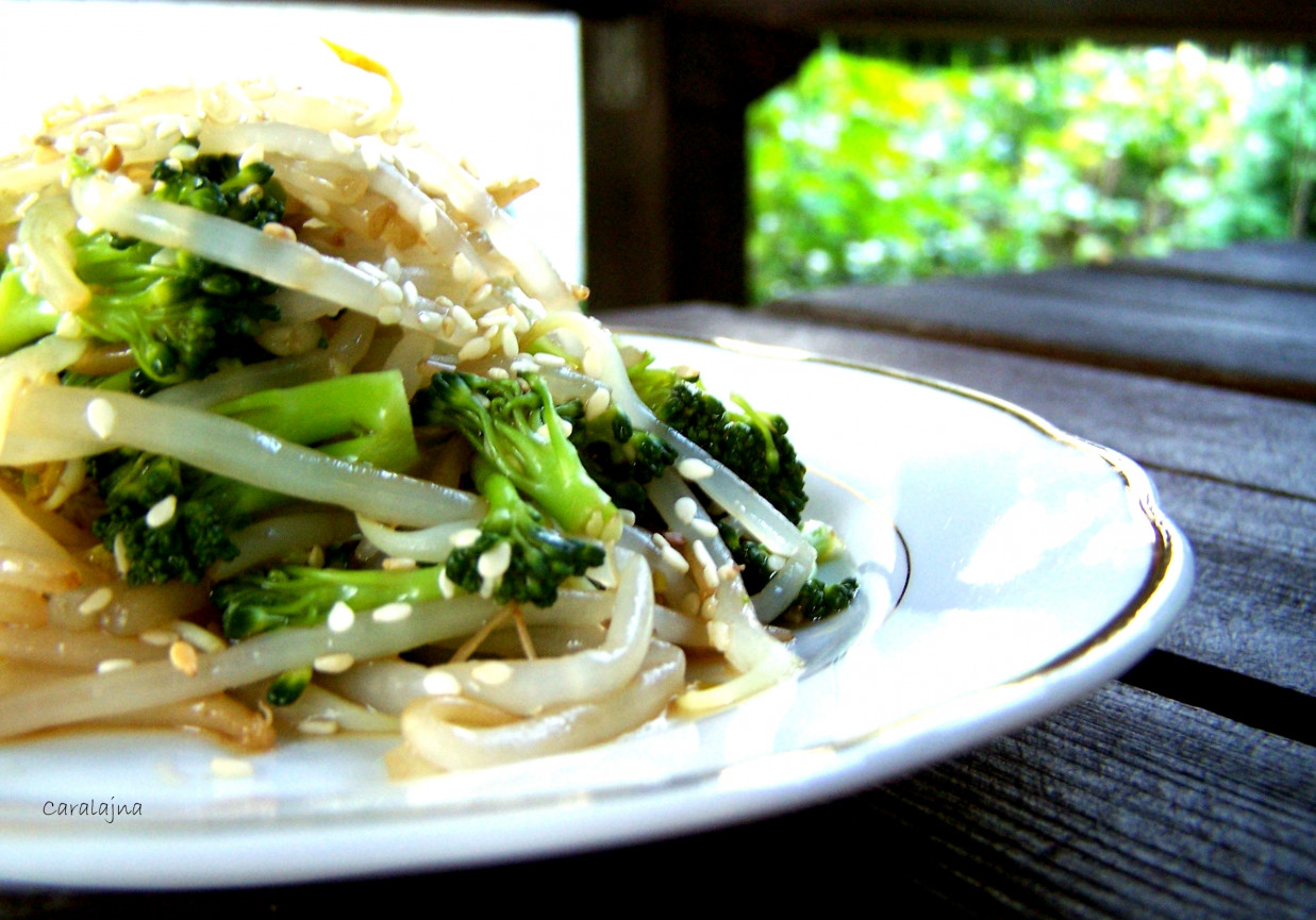 kiełki fasoli mung z brokułem po azjatycku - DoradcaSmaku.pl