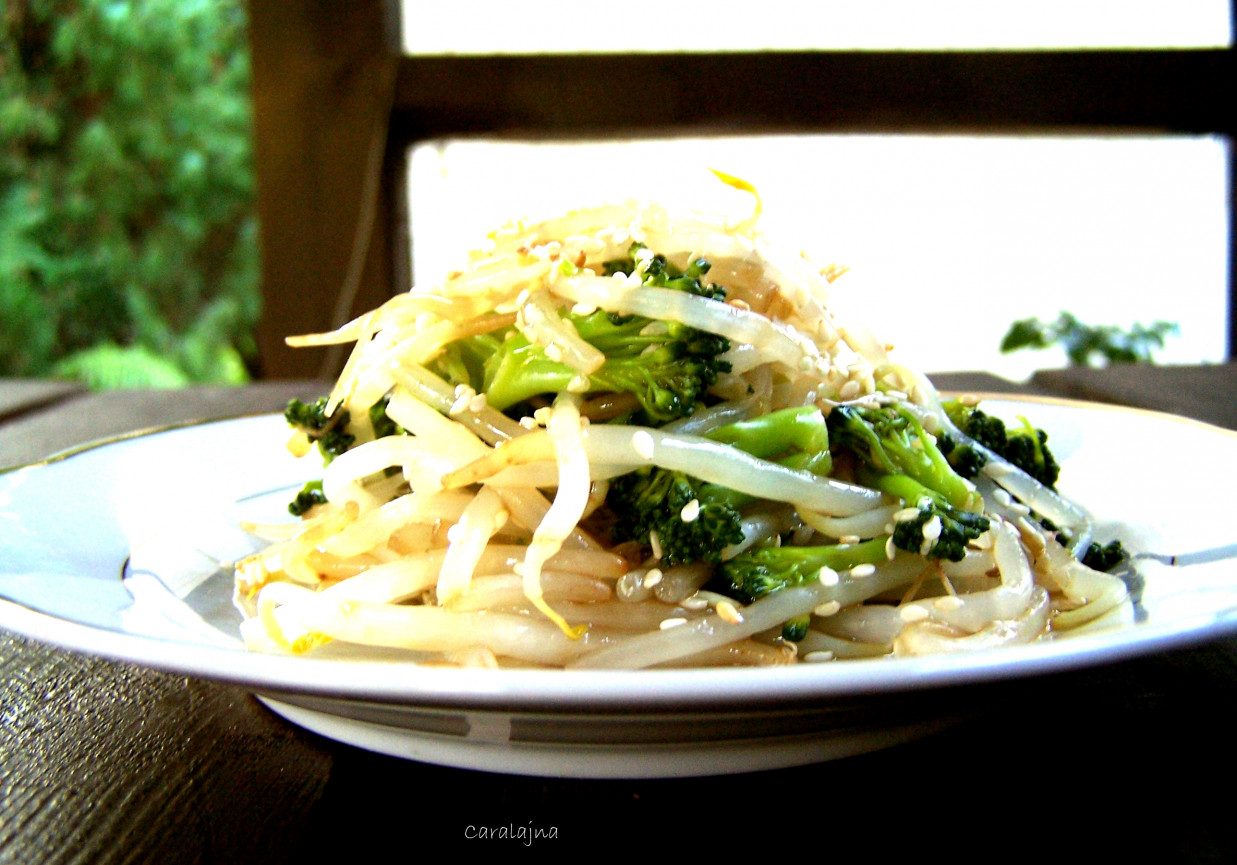 kiełki fasoli mung z brokułem po azjatycku - DoradcaSmaku.pl