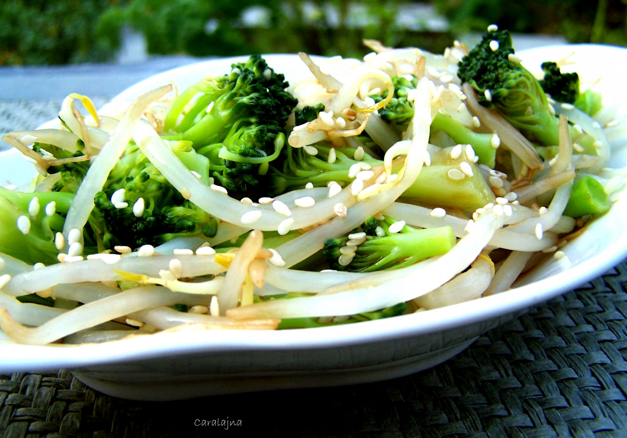 kiełki fasoli mung z brokułem po azjatycku - DoradcaSmaku.pl