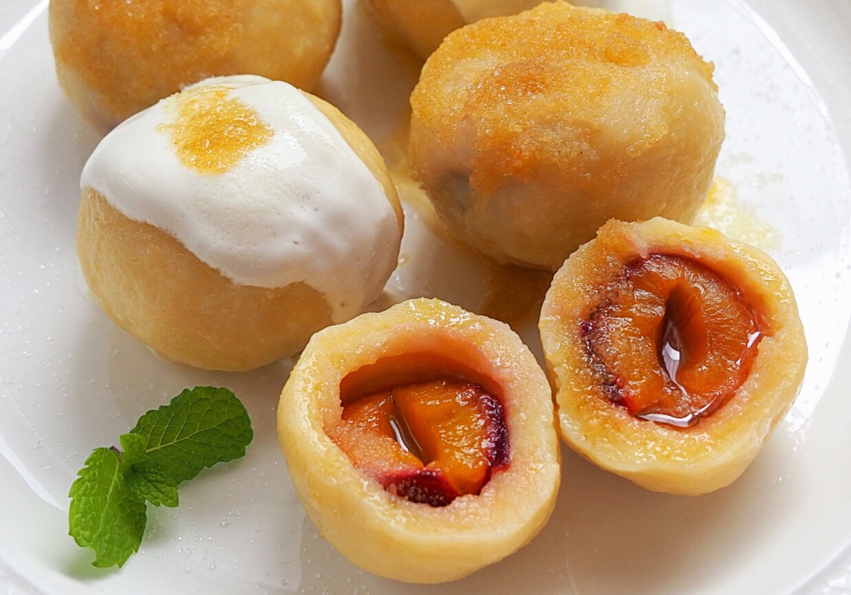 Knedle ze śliwkami i kwaśną śmietaną - DoradcaSmaku.pl