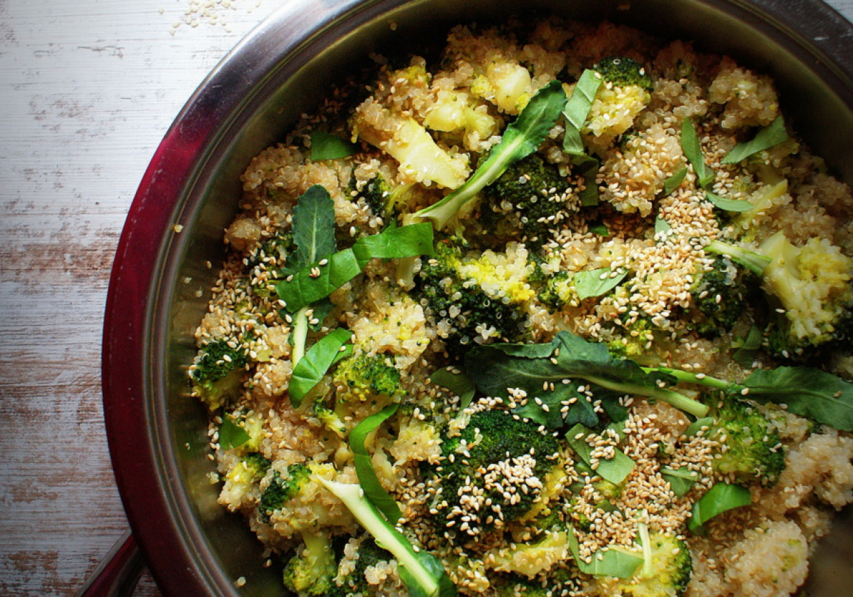 Komosa ryżowa z brokułem, czosnkiem i prażonym sezamem - DoradcaSmaku.pl