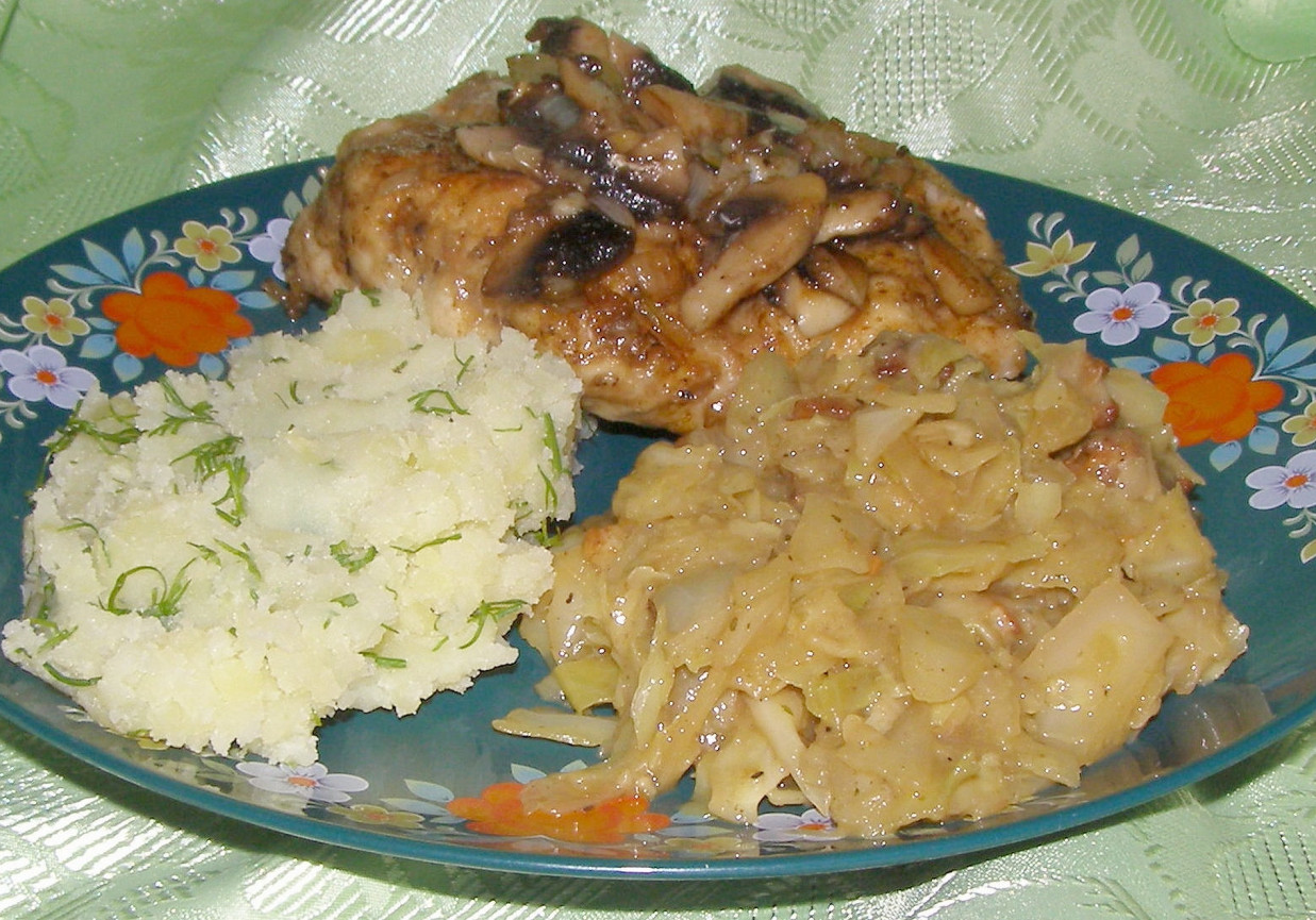 kotlet drobiowy z pieczarkami i kapustą zasmażaną... - DoradcaSmaku.pl