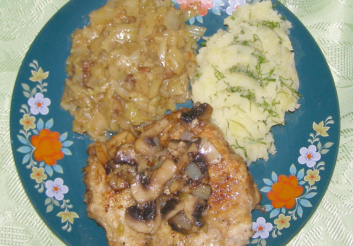 kotlet drobiowy z pieczarkami i kapustą zasmażaną... - DoradcaSmaku.pl