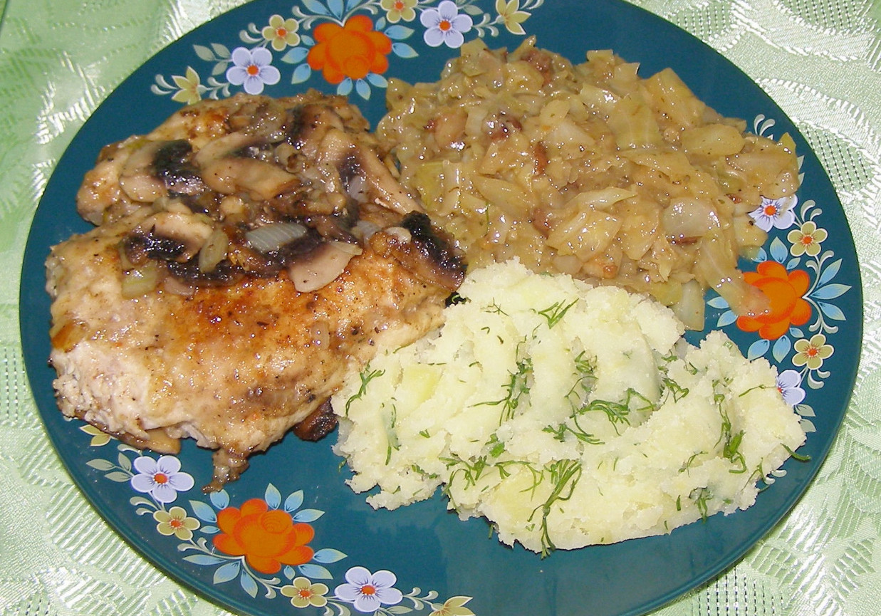 kotlet drobiowy z pieczarkami i kapustą zasmażaną... - DoradcaSmaku.pl