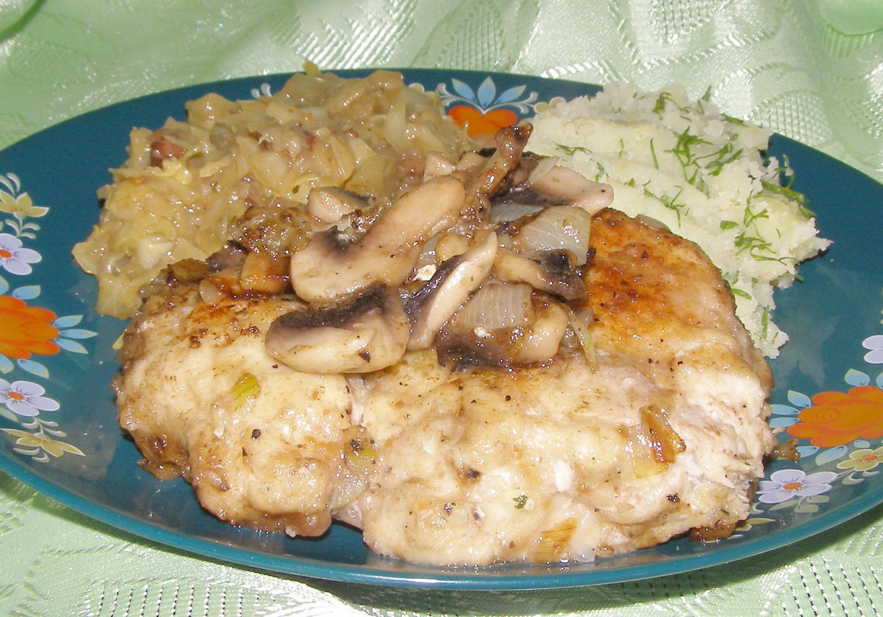 kotlet drobiowy z pieczarkami i kapustą zasmażaną... - DoradcaSmaku.pl
