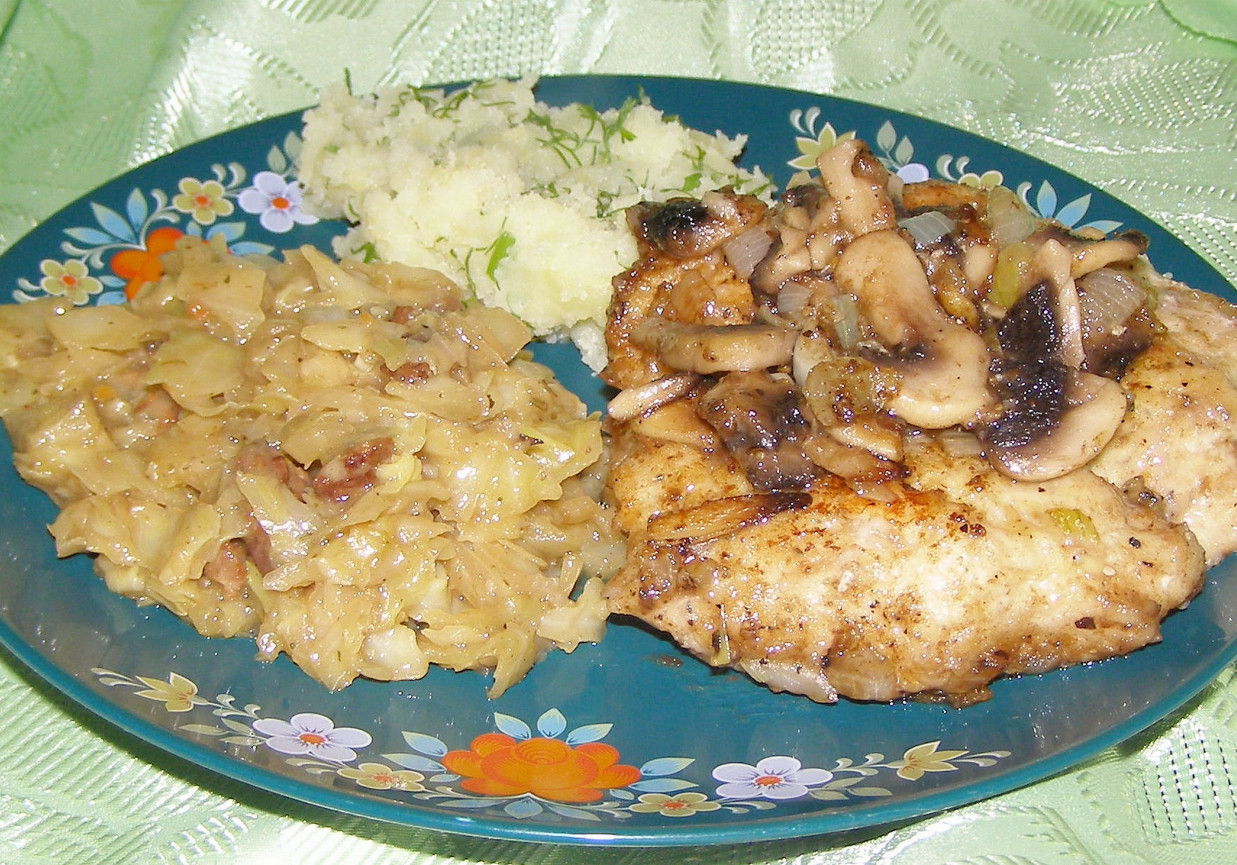 kotlet drobiowy z pieczarkami i kapustą zasmażaną... - DoradcaSmaku.pl