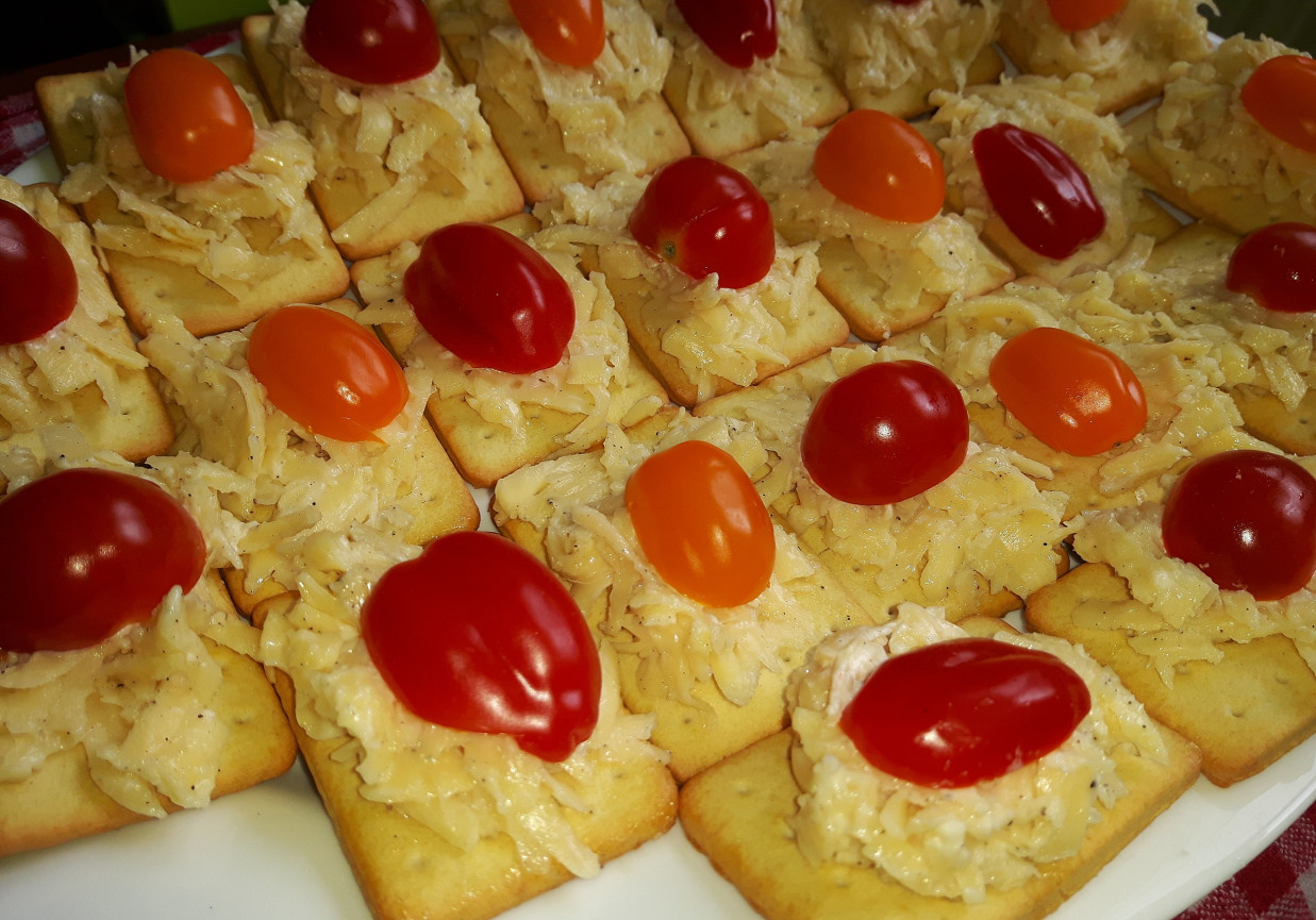 Krakersy z pastą serową i pomidorkami - DoradcaSmaku.pl