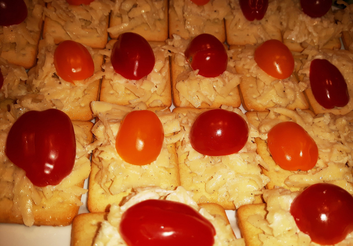 Krakersy z pastą serową i pomidorkami - DoradcaSmaku.pl