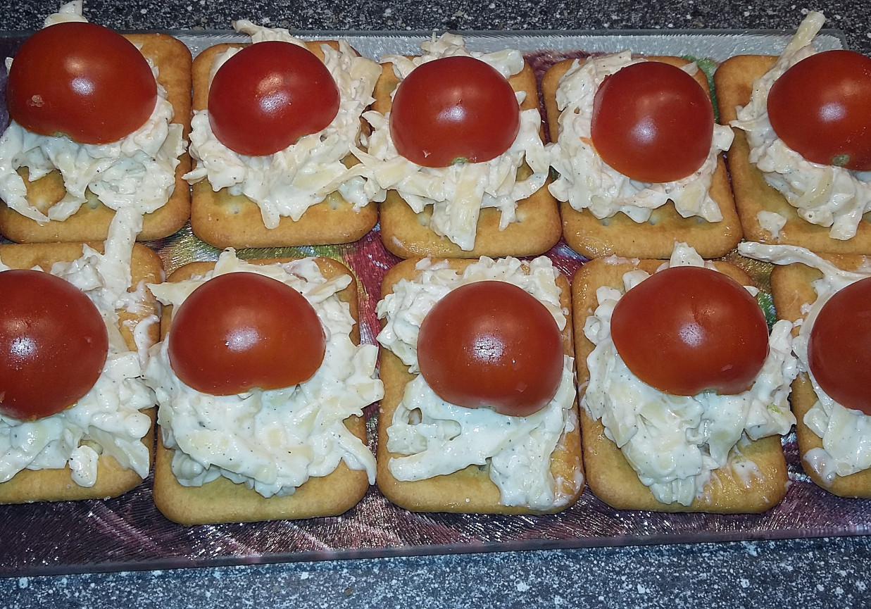 Krakersy z pastą serową i pomidorkami - DoradcaSmaku.pl