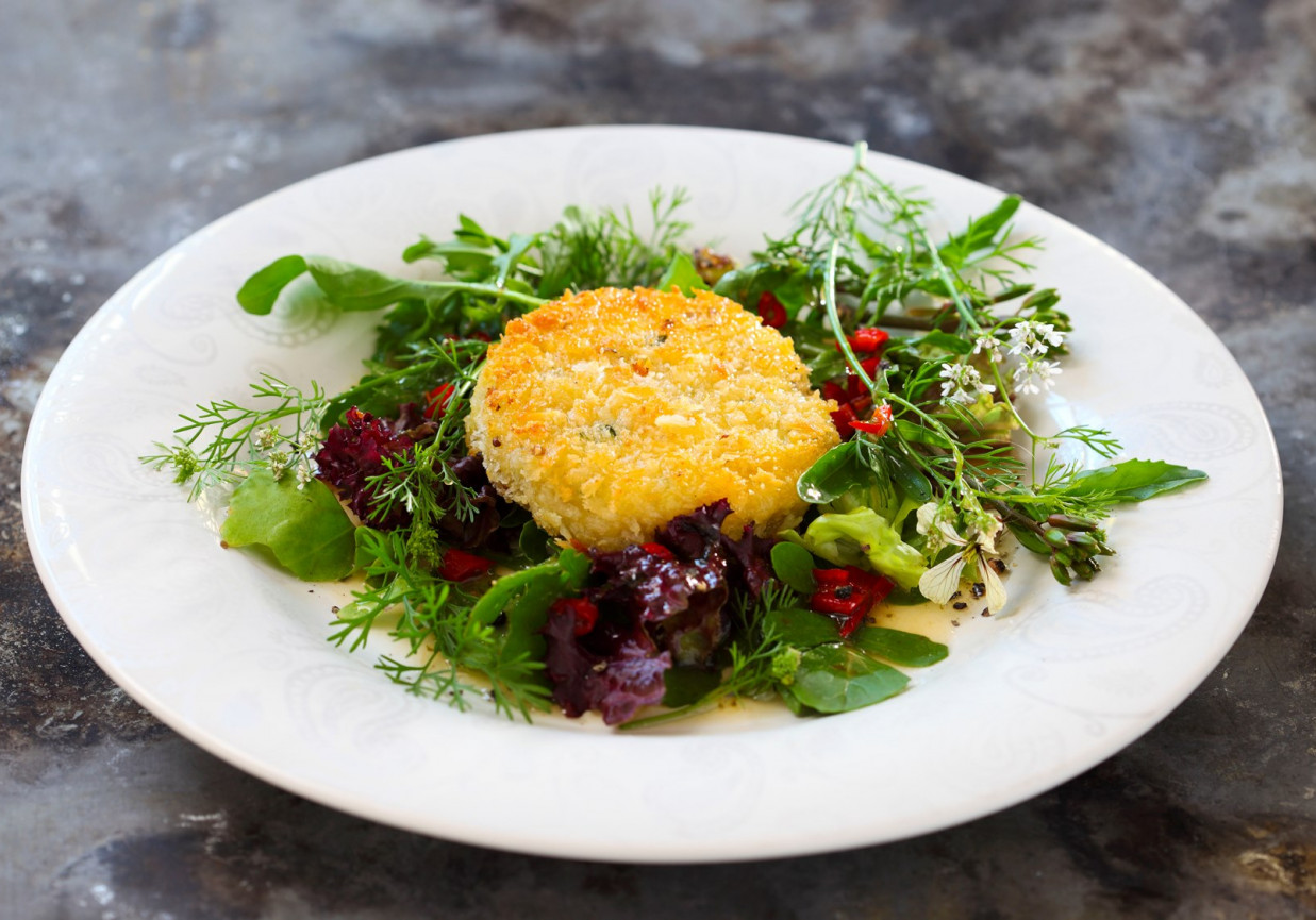 Krokiet z dorsza z ostrym sosem i młodymi sałatami Waldemara Hołówki ...