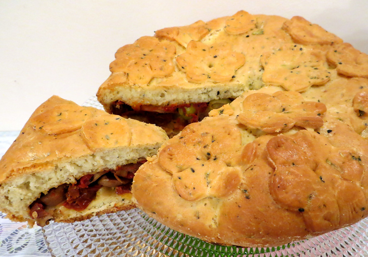 Kulebiak oliwkowo-pomidorowo-pieczarkowy z czarnuszką - DoradcaSmaku.pl